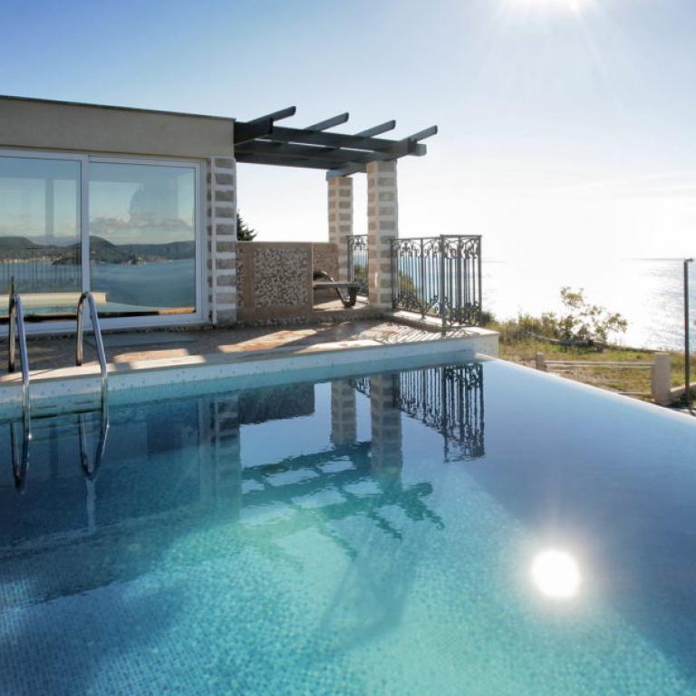 Vila sa bazenom u Reževićima | Nekretnine Budva