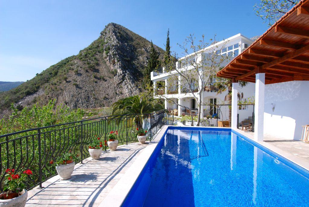 Vila sa bazenom i pogledom na more u Becicima | Nekretnine Budva